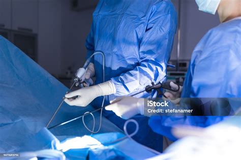 복강경 장비를 이용한 부인과 수술 과정 수술 장비가 있는 수술실에 있는 외과의들 배경 Bariatrics에 대한 스톡 사진 및