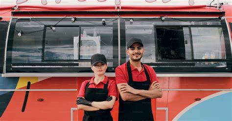 빨간 밴에 맞서 서 있는 푸드 트럭의 두 젊은 성공한 노동자 사진 Unsplash의 길거리 음식 이미지