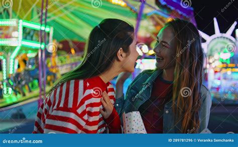 Chicas Alegres Hablando Compartiendo Secretos En El Parque De