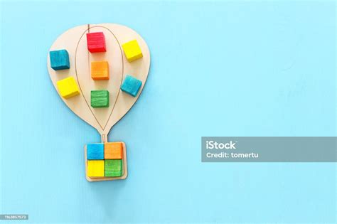 파란색 테이블 인적 자원 및 관리 개념을 통해 다채로운 큐브와 나무 공기 풍선의 비즈니스 이미지 가능한에 대한 스톡 사진 및