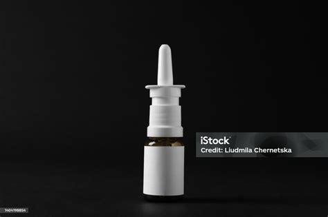 검은 배경에 비강 스프레이 병 0명에 대한 스톡 사진 및 기타 이미지 0명 감기와 독감 건강관리와 의술 Istock