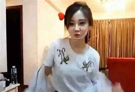 冯提莫一边唱歌一遍脱衣服 直播间炸了 每日头条