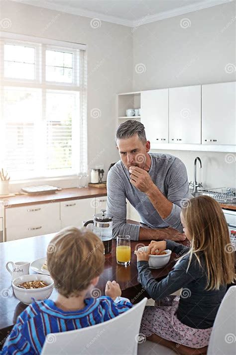 Compartiendo El Desayuno Como Familia Una Familia Desayunando Juntos