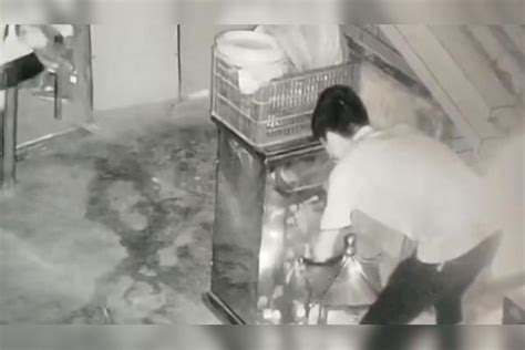 偷香火钱不忘拜神！监控下，男子盗窃功德箱这波操作亮了