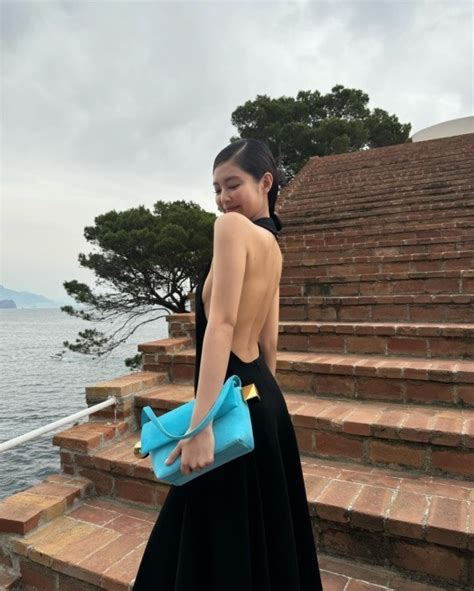 런웨이 선 블랙핑크 제니 아찔 백리스 드레스 완벽 소화
