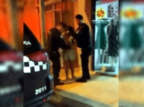 Mulher Ateia Fogo Na Própria Casa Com Marido E Duas Filhas Pequenas