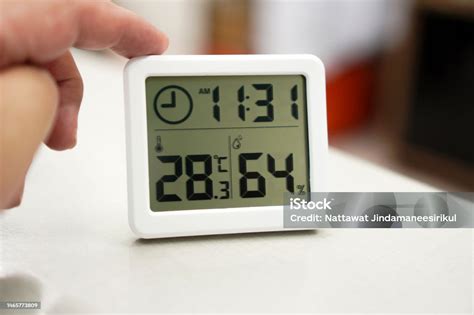 그림은 Lcd 화면에 표시되는 온도 습도 및 시간을 측정하는 장치를 보여줍니다 0명에 대한 스톡 사진 및 기타 이미지 0명