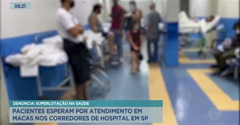 Pacientes Esperam Por Atendimento Em Macas Nos Corredores De Hospital