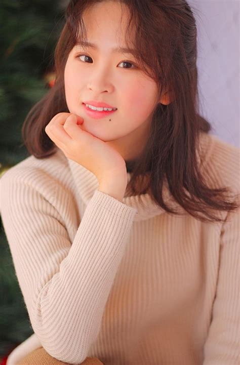 人像寫真：冬日陽光溫暖少女慵懶居家 每日頭條
