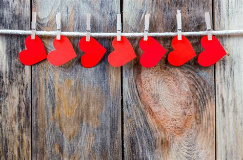 빨간 종이 하트는 나무 배경에 옷핀이 달린 옷라인에 걸려 공간을 복사합니다 아름다운 축제 배경 0명에 대한 스톡 사진 및 기타