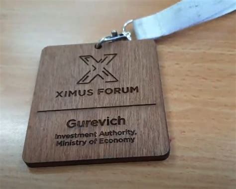 תגי שם מעץ עם חריטה לייזר קאט