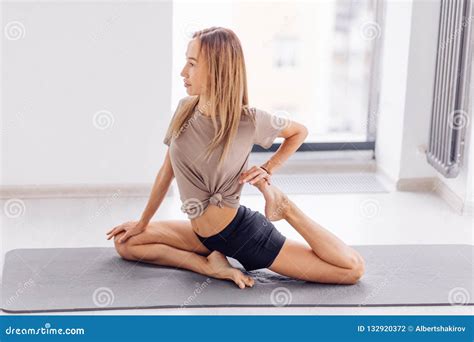 Het Meisje Is Goed Bij Pilates Foto Van De Zijaanzicht De Volledige