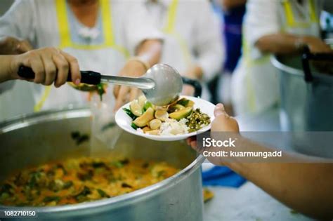 뽀 얀에 자선 음식 기부 하 여 가난한 사람들의 희망 Mindfulness의 개념 가정 생활에 대한 스톡 사진 및 기타 이미지 가정 생활 가정 주방 가정의 방
