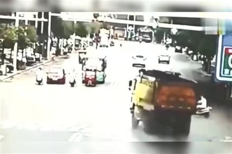大货车一记“神龙摆尾”，总算把闯红灯的小伙救了下来，要不是监控谁信小伙神龙监控