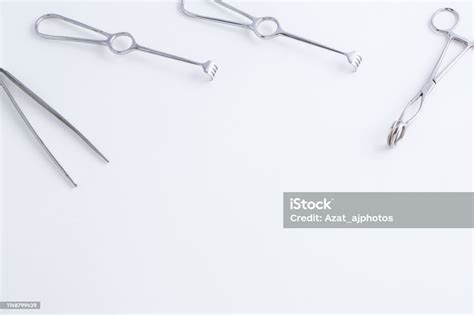 흰색 절연 배경에 외과 도구입니다 평면도 가위에 대한 스톡 사진 및 기타 이미지 가위 갈고리 발톱 강철 Istock