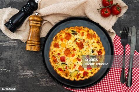 야채 파이와 체리 토마토 구운 고추와 Courgettes 신선한 계란 및 신선한 크림 건강한 생활방식에 대한 스톡 사진 및 기타