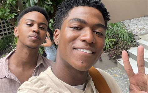 Em Vai na Fé Vini dá bitoca em Yuri e o deixa à flor da pele Beijar