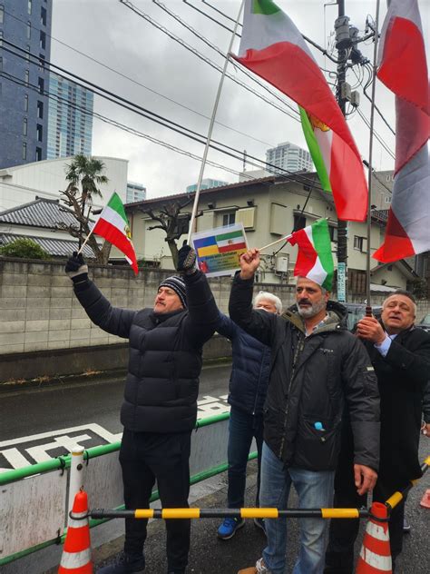 But On Twitter Rt Spearsden イラン大使館前では、政権による弾圧に抗議するデモ。雪の中、約80人が「女性、命