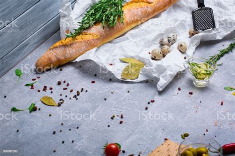 점심 시간에 회색 배경 성분입니다 프랑스어 버 게 트 빵 메 추 라 기 계란 로즈마리 허브 공간에 복사 합니다 갈색에 대한 스톡