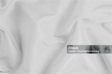 검은 배경 추상 헝겊 이나 액체 파도 물결 주름 실크 질감 새틴 또는 벨벳 소재 또는 우아한 곡선 블랙 소재의 고급 스러운 회색