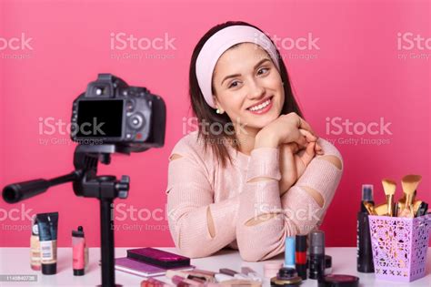 귀여운 젊은 백인 여성 Vlogger의 초상화를 닫습니다 그녀의 추종자와 온라인 대화를 하 고 카메라에서 외모 뷰티 블로그에 대