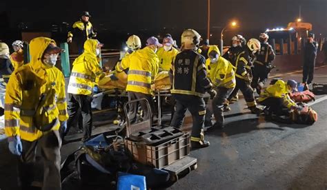 台66東西向快速公路發生6車追撞重大車禍 造成5名駕駛輕重傷 蕃新聞