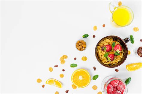 시리얼 아침 식사 콘플레이크 건포도 아몬드 민트 잎 오렌지 주스 딸기 평면도 흰색 배경 평평 하다 건강 하 고 적절 한 영양 Ditox의 개념 0명에 대한 스톡 사진 및