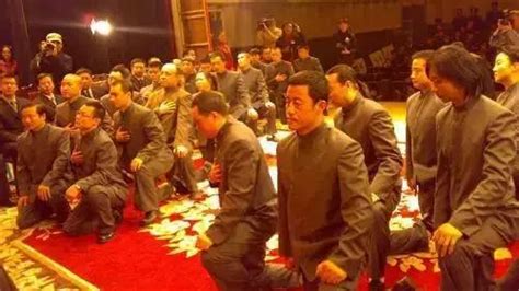 趙本山徒弟的拜師禮，場面壯觀，如今徒弟個個都是大人物，惹不起 每日頭條