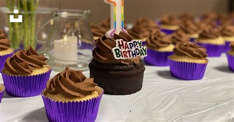 분홍색과 보라색 양초가 달린 초콜릿 컵케이크 사진 Unsplash의 무료 생일 이미지