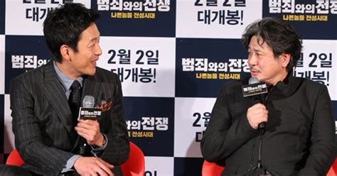포토 국민 살인마 하정우 최민식 눈빛 싸움