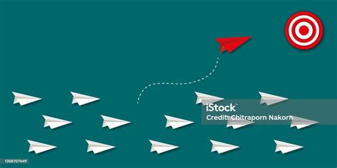 빨간 종이 비행기는 비즈니스 창의성 새로운 아이디어에 대한 은유로 녹색 배경에 대상타격 그룹에서 방향을 변경합니다 혁신 개념에 대한 스톡 벡터 아트 및 기타 이미지 Istock
