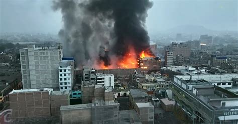 Incendio En El Cercado De Lima Es Considerado Código 4 Con Mucho “material Inflamable” Como En