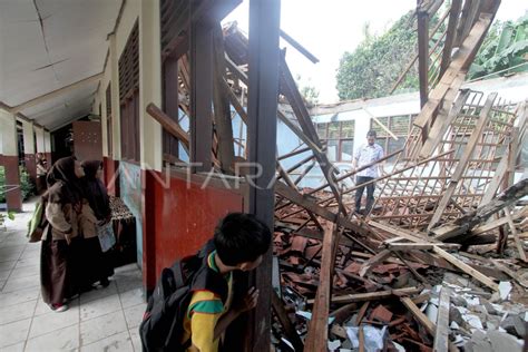 SEKOLAH RUSAK CIOMAS ANTARA Foto