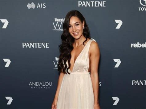 Kayla Itsines Net Worth Full Name Age Controversy Career