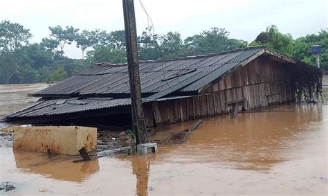 Famílias começam retornar para casas que ficaram alagadas pela chuva em