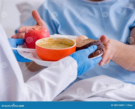 Paciente Do Sexo Masculino Comendo Comida No Hospital Imagem De Stock