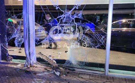 Escapaban De La Policía Y Chocaron Contra Una Concesionaria Fueron