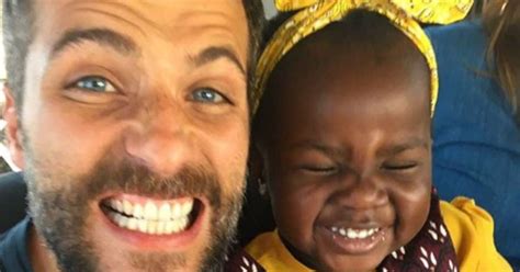 Bruno Gagliasso revela ter se conscientizado sobre racismo após adotar Titi