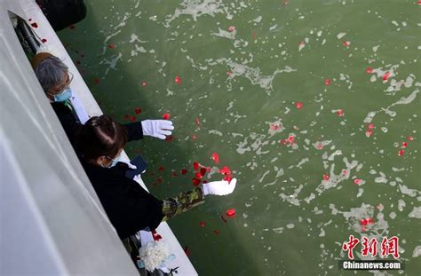 2024年京津冀骨灰撒海启航活动在天津渤海湾举行中新社易海菲家属
