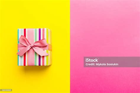 휴일 종이 선물 묶인 분홍색 리본 활 복사 공간이있는 상단보기 플랫 레이 휴가 배경 생일 또는 크리스마스 선물 복사 공간이있는 크리스마스 선물 상자 개념 계절에 대한 스톡