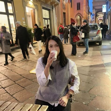 買隱形眼鏡有感 好市多的嬌生雙周拋真的變得超級難戴 每次拆新的 戴上去都快瞎了 他們到底做了什麼改變 可以變成這麼爛哈哈哈 我去一般眼鏡行買嬌