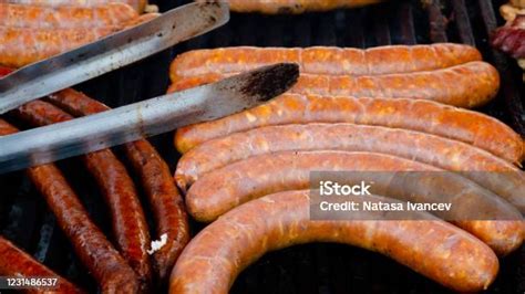 Sosis Panggang Dan Penjepit Barbekyu Foto Stok Unduh Gambar Sekarang