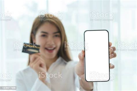 디지털 스마트폰을 사용하여 온라인 쇼핑을 하는 아름다운 아시아 소녀들 광고 텍스트를 입력할 빈 흰색 화면입니다 25 29세에 대한 스톡 사진 및 기타 이미지 Istock