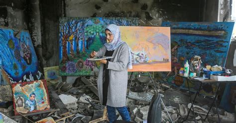 ميساء يوسف فنانة فلسطينية من غزة تجسد مآسي الحرب في مرسمها المدمر