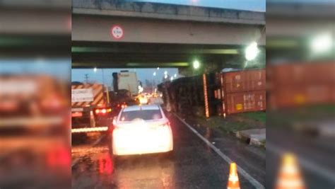Carreta Carregada Madeiras Tomba Na BR 101 TopElegance