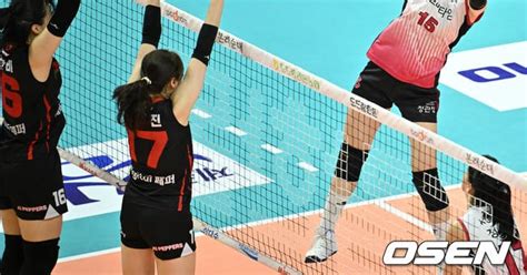 사진 이선우불안한 자세에서도 때린다