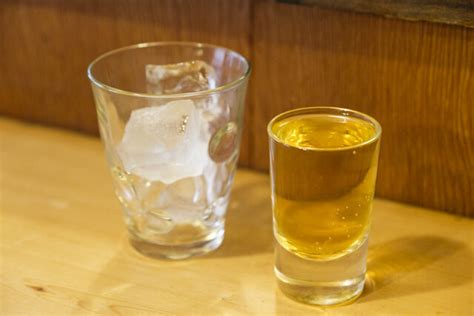 【東京・大衆酒場の名店】門前仲町「大坂屋」の“牛にこみ”を三日月型カウンターで堪能する噺 酒噺│もっとお酒が楽しくなる情報サイト