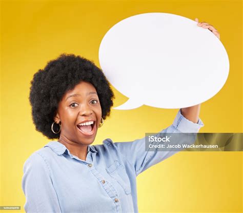 말풍선 초상화 행복한 흑인 여성이 소셜 미디어 광고 또는 공간을 위한 모형을 들고 있다 얼굴 포스터 그리고 뉴스에 광고판이 있는 소녀 발표 또는 노란색 배경에 브랜딩 25