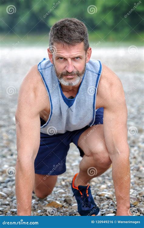 Athlet Der Fertig Wird Zu Laufen Zu Beginnen Stockfoto Bild Von Gesund Muskulös 120949216