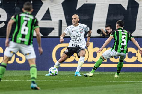 Fábio Santos celebra marca histórica pelo Corinthians confira